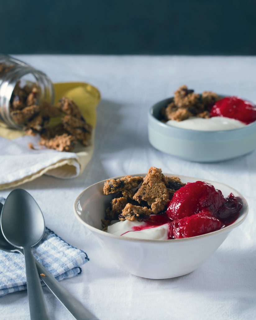 Poached plums and granola with sweet cream cheese - MyKitchen