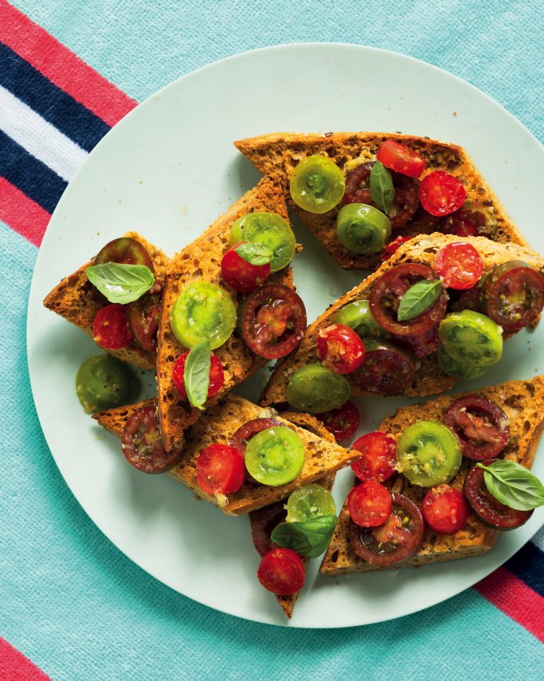 Crisp wholewheat bread with tomato salsa - MyKitchen