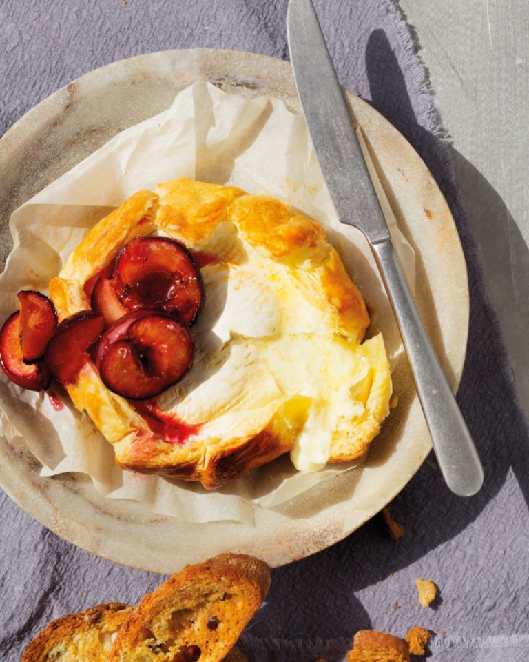 Pastry-wrapped camembert with grilled plums - MyKitchen